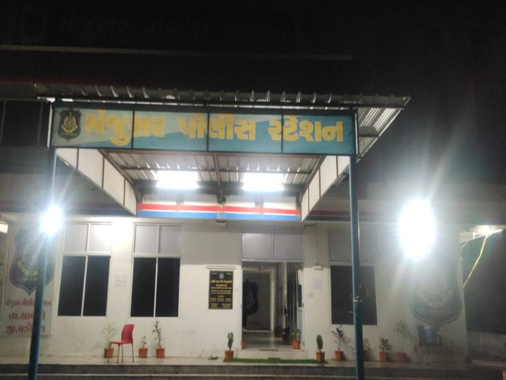 In Vadodara, in Manjusar, the gang broke the window of the grocery ...