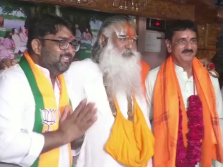 Rajya Sabha MP Babubhai Desai paid a visit to Dudhrej Vadawala temple ...