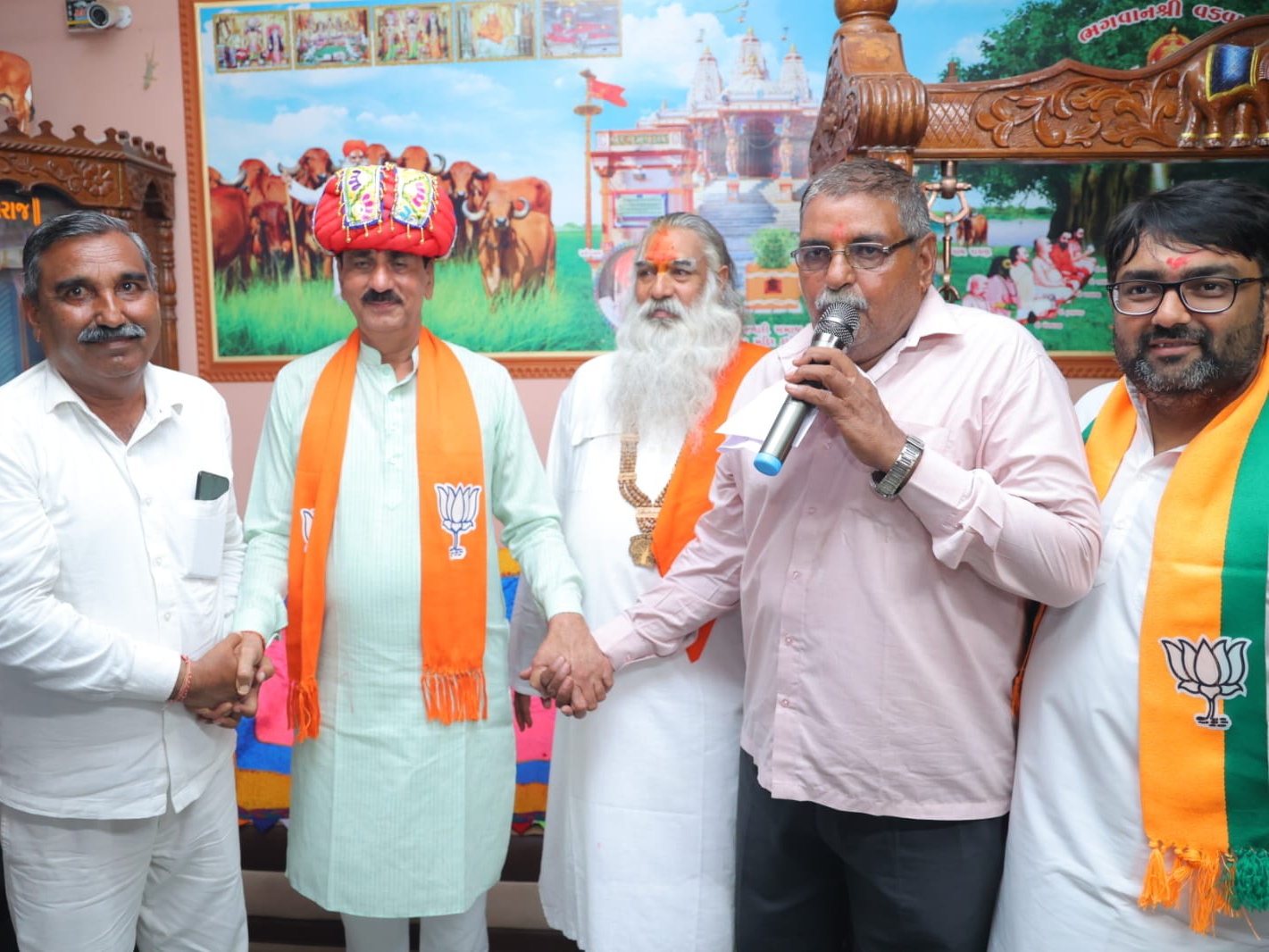Rajya Sabha MP Babubhai Desai paid a visit to Dudhrej Vadawala temple ...