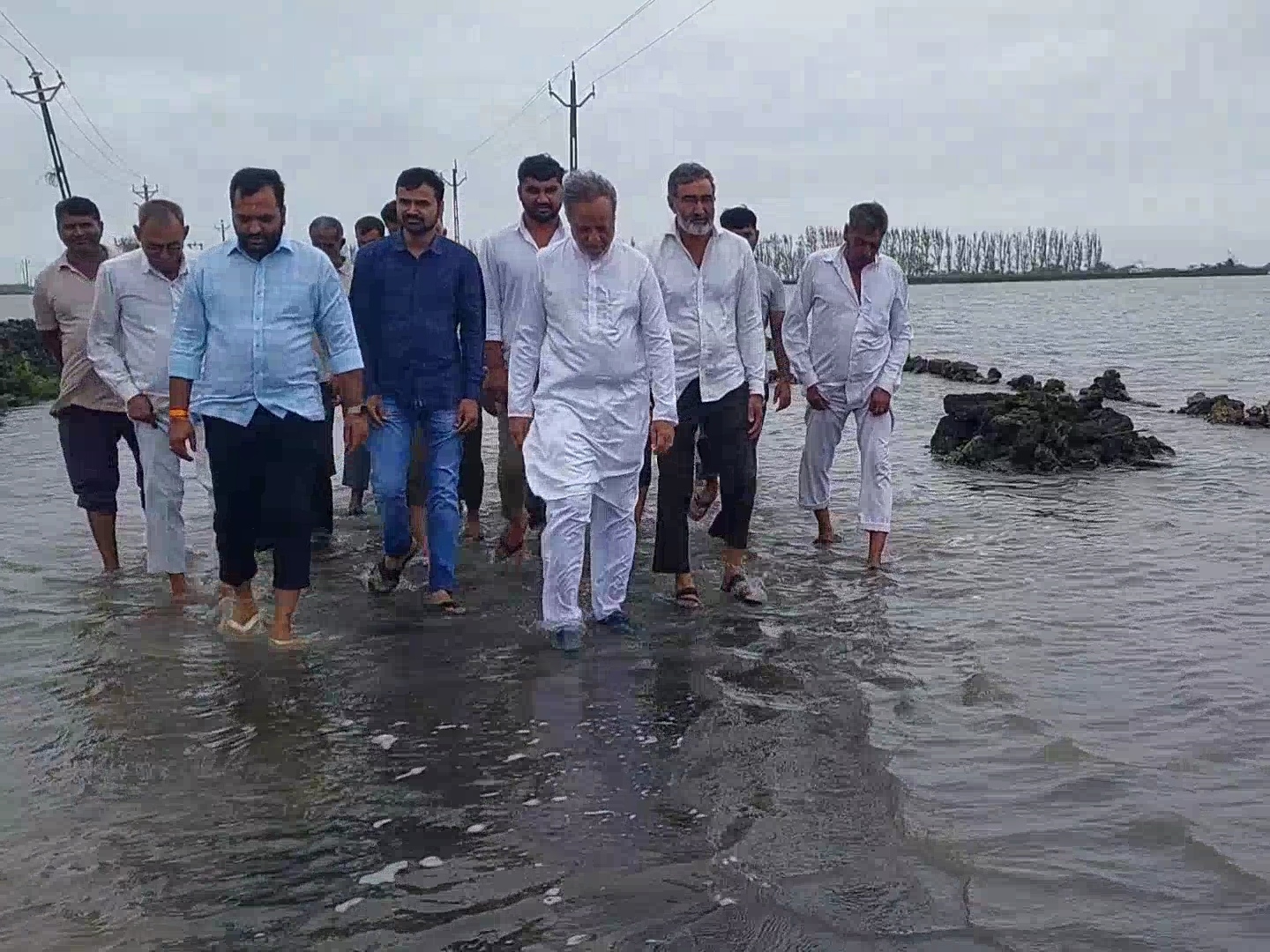 Around 22 villages of Ghed were flooded, MLA Arjun Modhwadia visited ...
