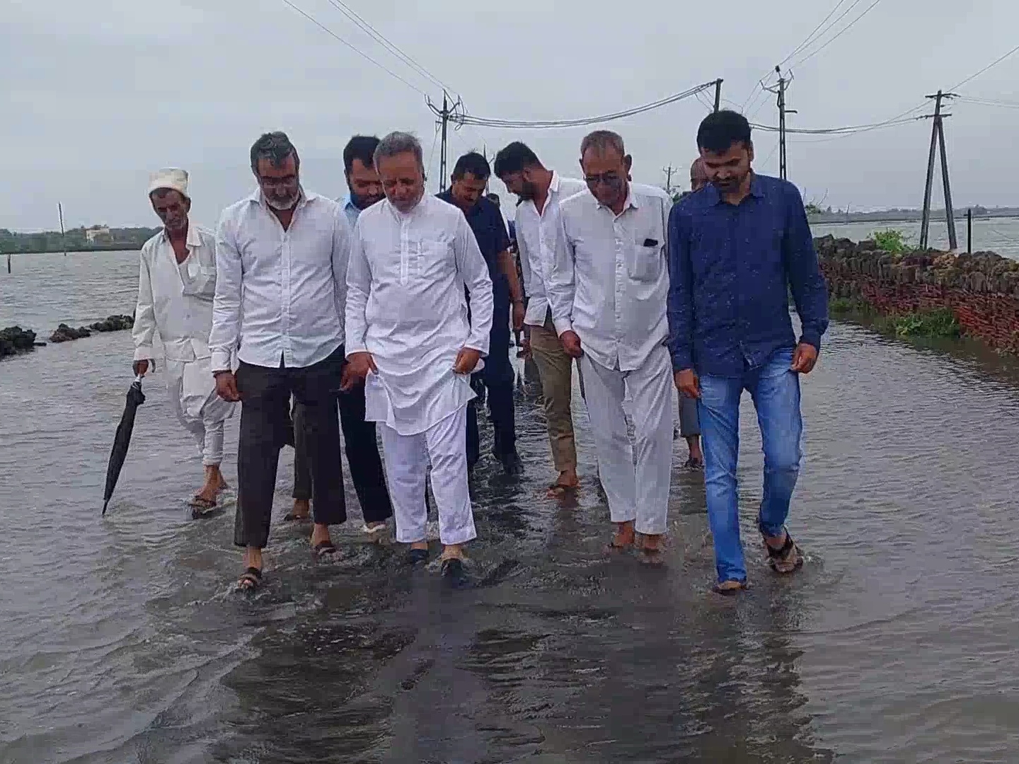 Around 22 villages of Ghed were flooded, MLA Arjun Modhwadia visited ...