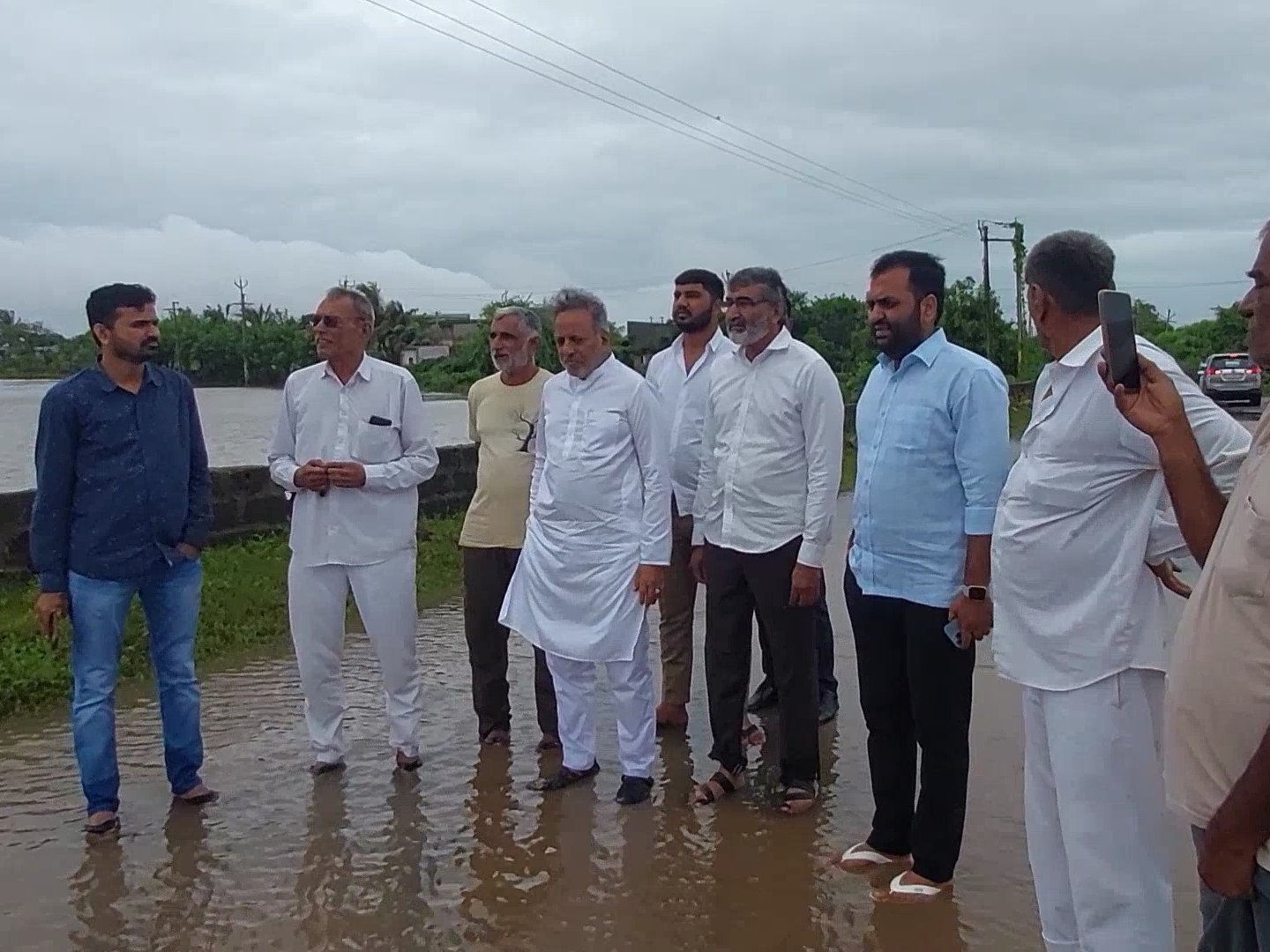 Around 22 villages of Ghed were flooded, MLA Arjun Modhwadia visited ...