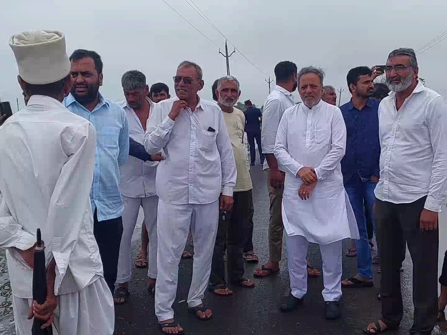 Around 22 villages of Ghed were flooded, MLA Arjun Modhwadia visited ...