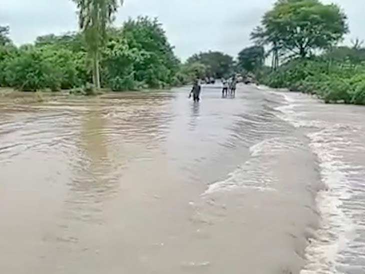 Dhadhar river overflows in 10 villages of Dabhoi in Vadodara, traffic ...