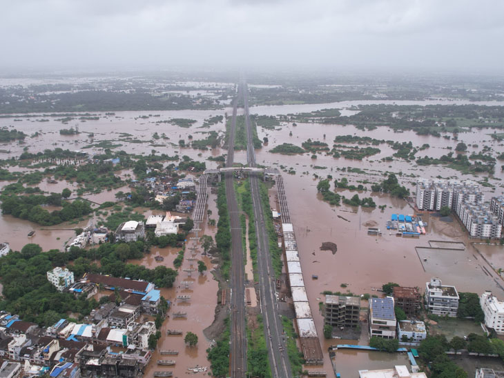 Sky Tsunami for the second time in 6 days in Navsari | જળબંબાકાર ...