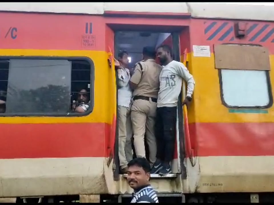 Two women on their way to Jammu stuck in unbearable crowd; After pulling the train chain 1 km ...