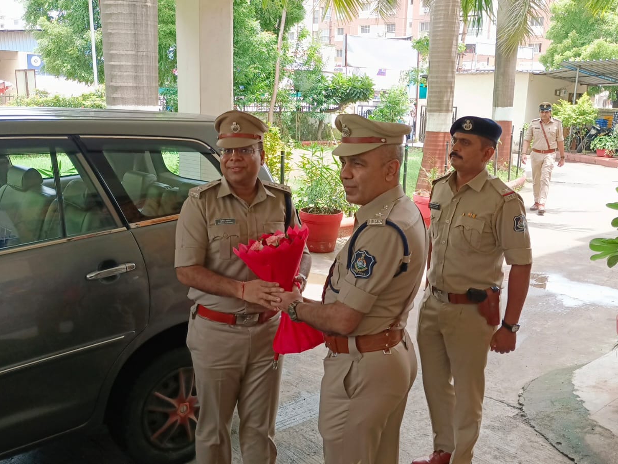 Sushil Agarwal assumed charge as Navsari District Police Chief, police ...