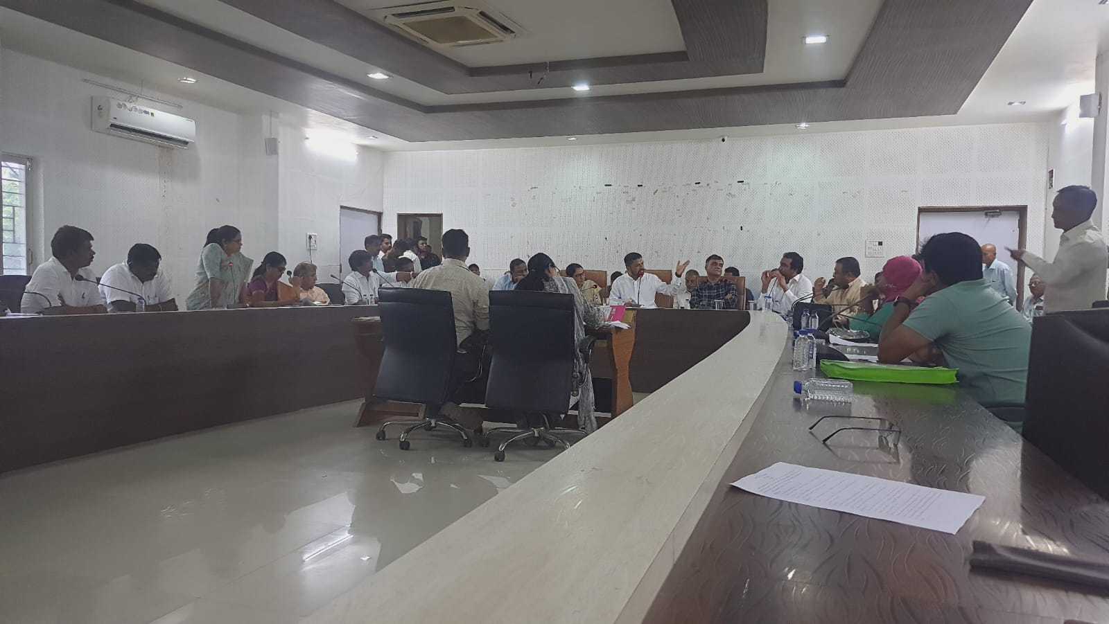 General meeting of Bharuch Municipality met: Seal of approval on 41 ...