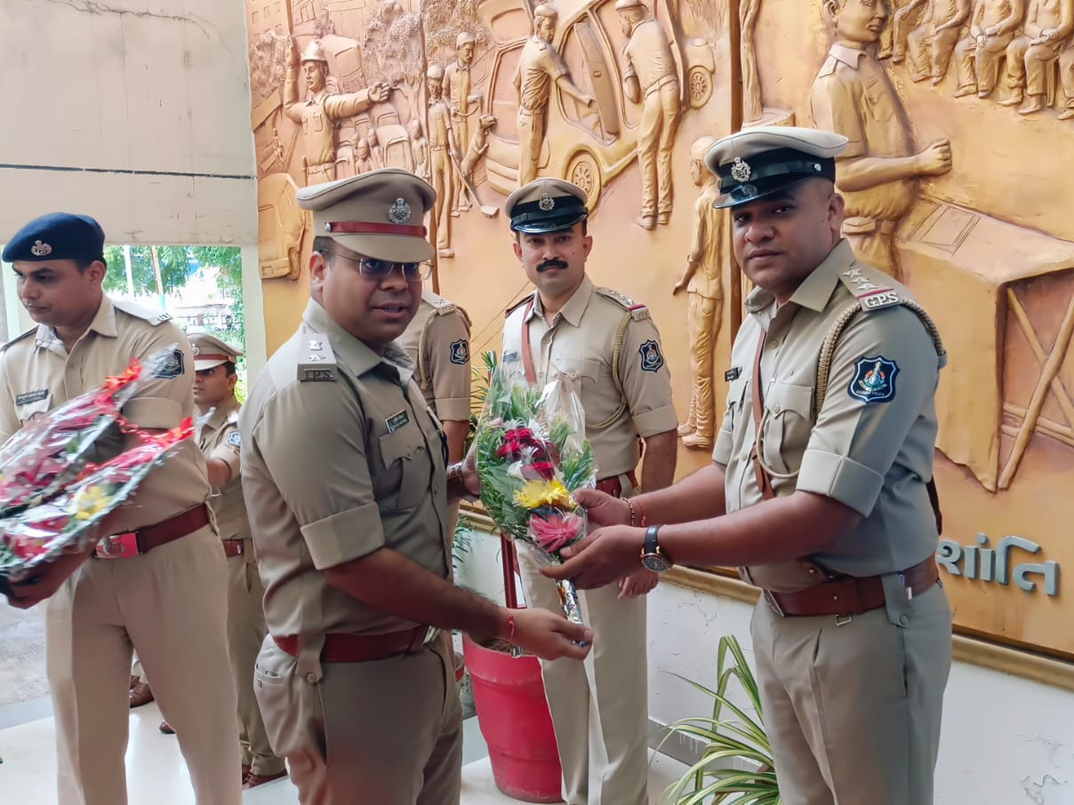 Sushil Agarwal assumed charge as Navsari District Police Chief, police ...