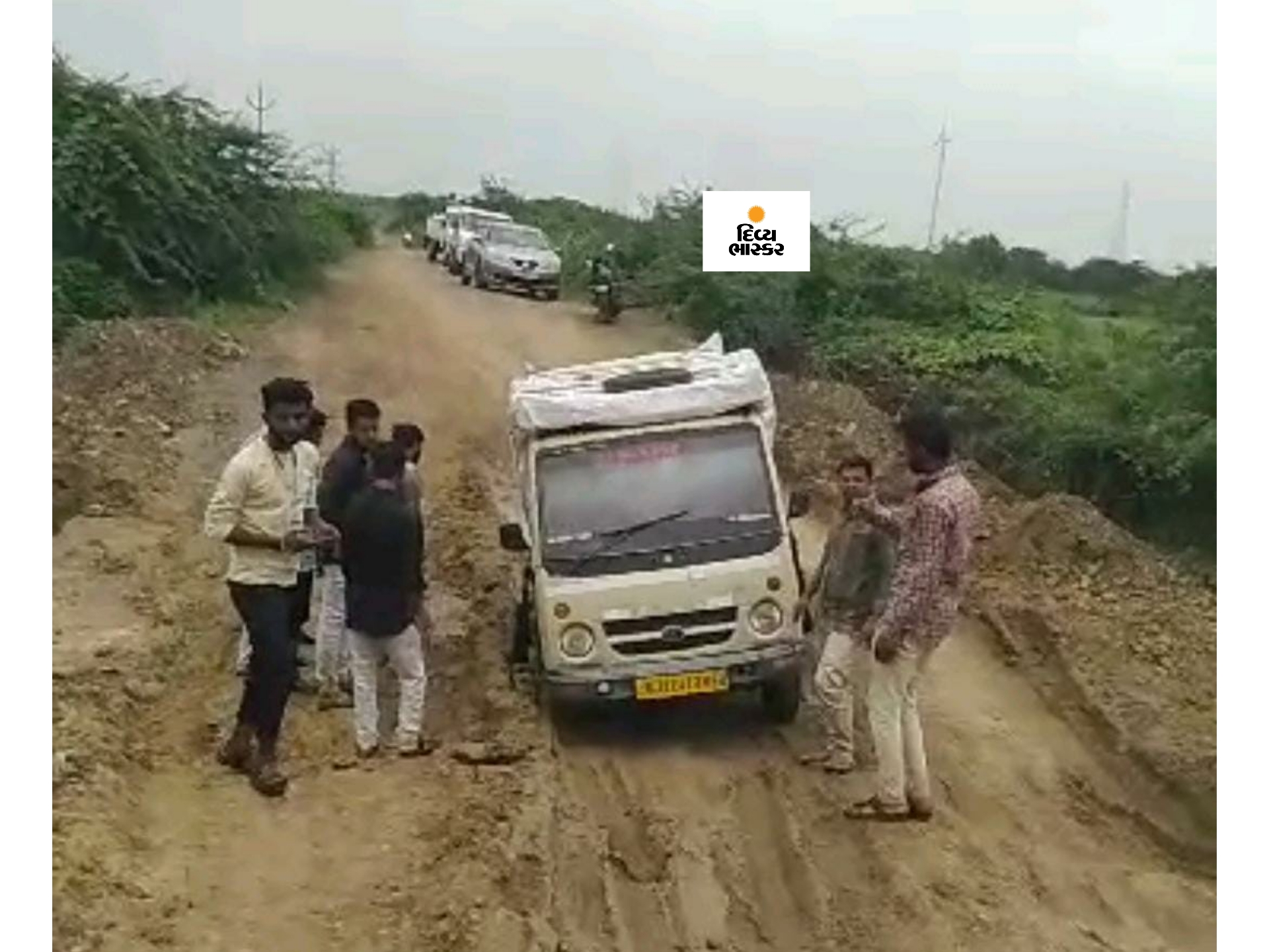 Motorists got stuck in the papdi between Kotda Madh and Bhadra in ...