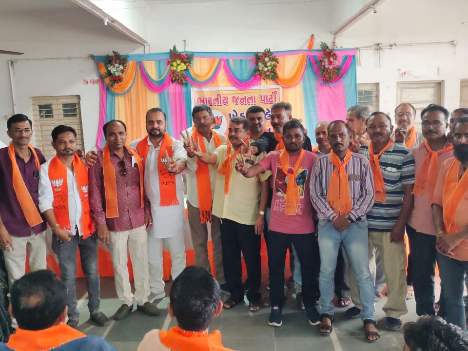 150 workers, including two Congress members from Mahudha Taluka ...