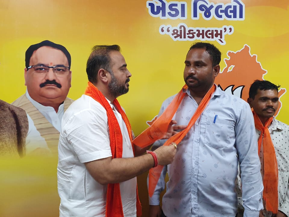 150 workers, including two Congress members from Mahudha Taluka ...