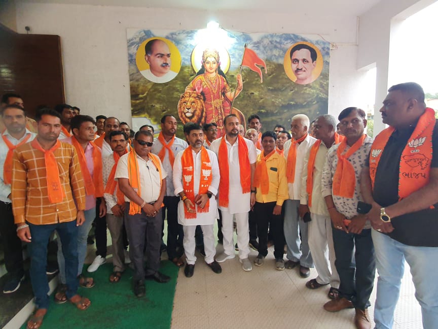 150 workers, including two Congress members from Mahudha Taluka ...