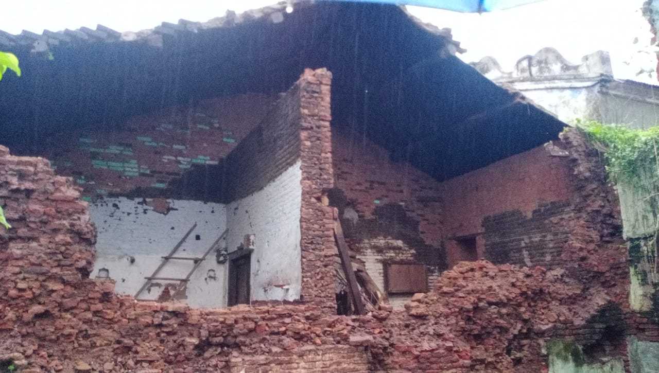 Four mud houses collapsed due to rain in Anand district | મકાનને નુકસાન ...