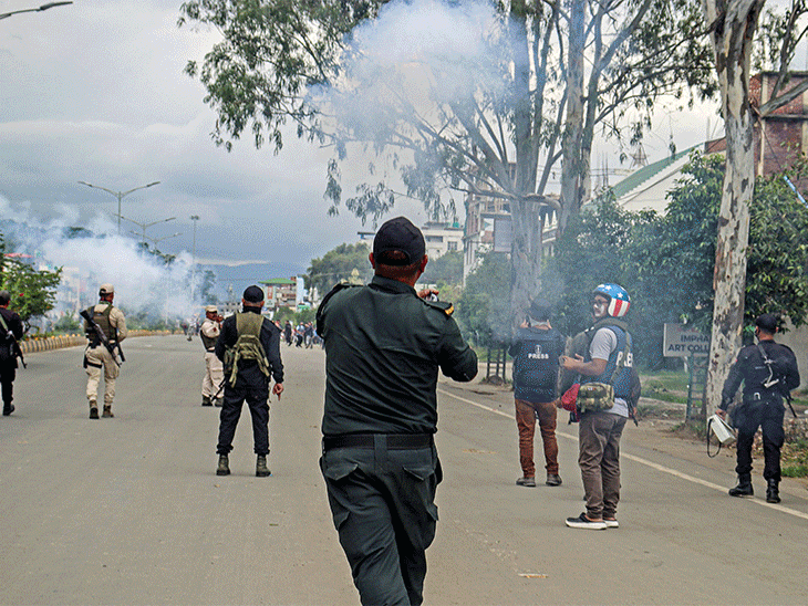 A mob attacked the police force; Two checkpoints ransacked, guns and ...