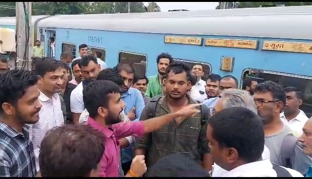 Chain Pulling of Flying Rani Train in Amalsad | મુસાફરોમાં રોષ ભભૂક્યો ...