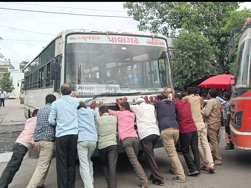 The bus got stuck in the pit at the gate of Lunawada ST station, people ...