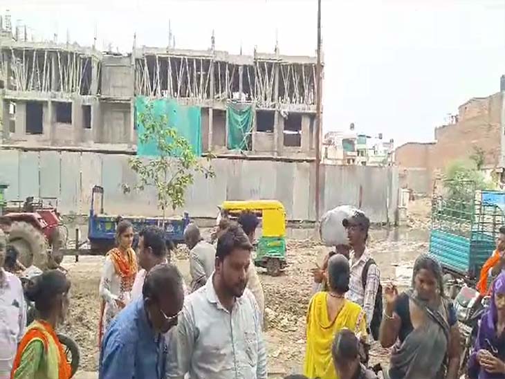 In Narol area of Ahmedabad, a rickshaw overturned due to the muddy and ...