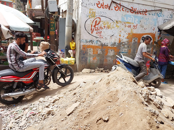 10 crore a year in 'potholes' for inner city roads | પાલિકાની બેદરકારી ...