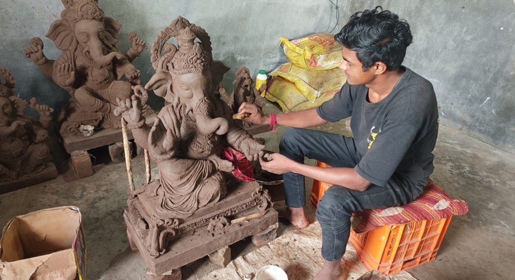 A teenager making an eco-friendly idol of Sriji without training ...