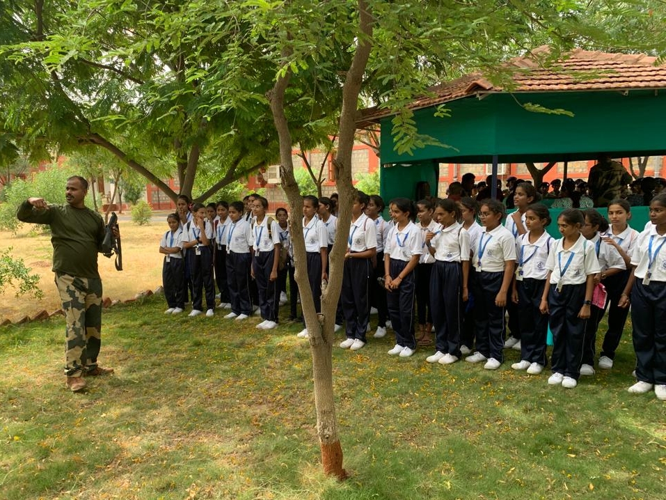 Rapar police took students on tour to BSF post and religious place, held demonstration on duty ...