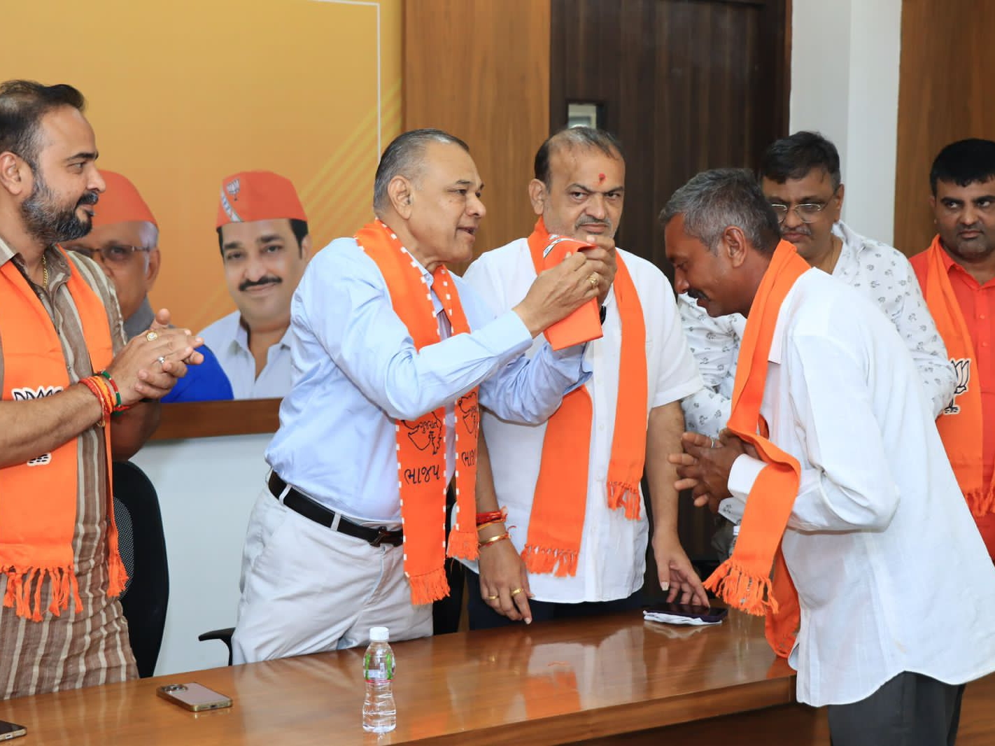 4 members of Matar Taluka Panchayat joined BJP and assumed kesariyo ...