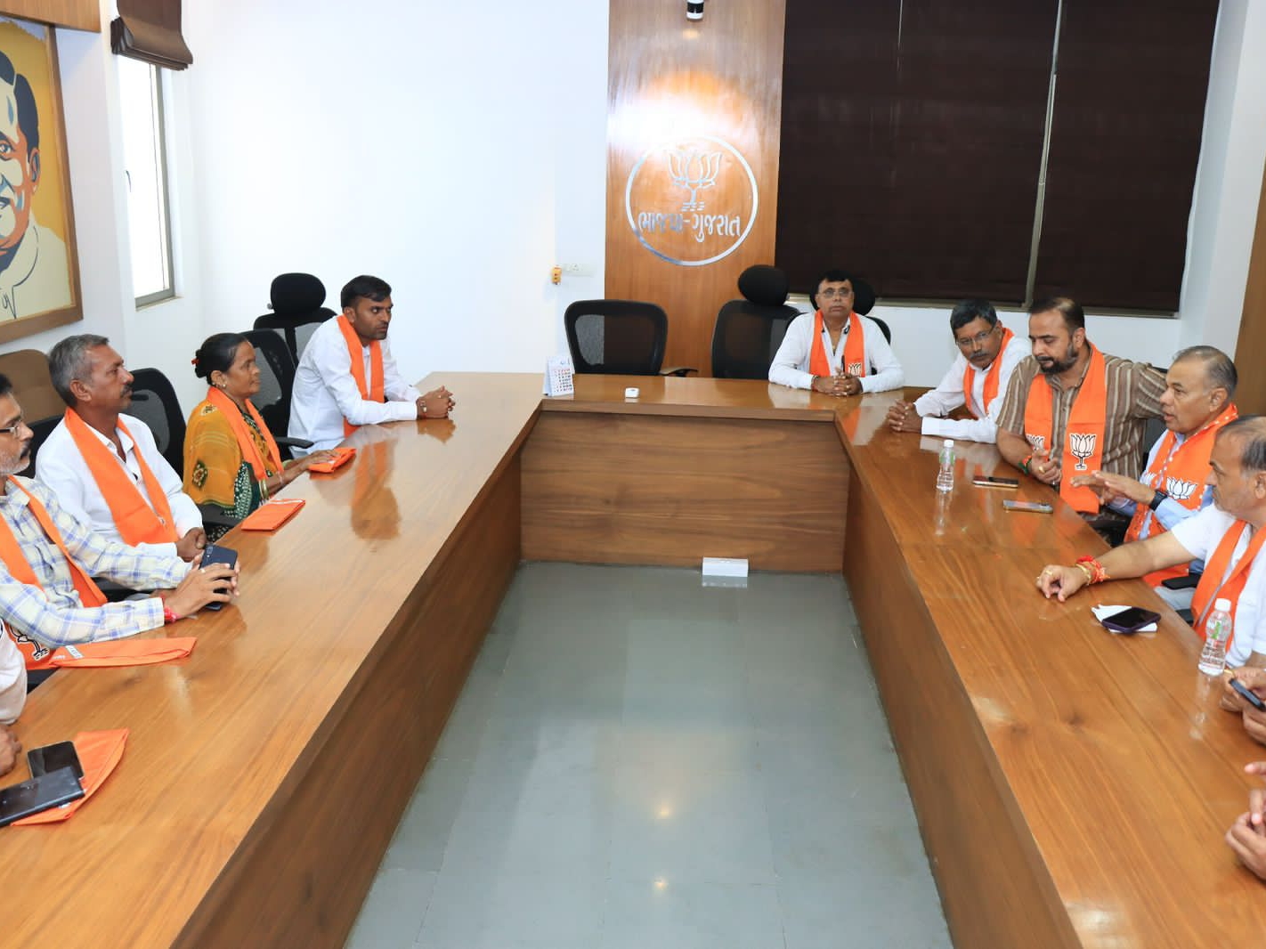 4 members of Matar Taluka Panchayat joined BJP and assumed kesariyo ...