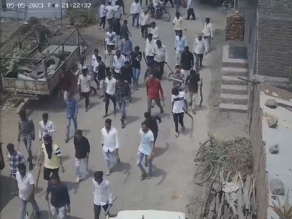 Caught in the CCTV footage of a gang carrying a stick | ધોકા-લાકડી લઇને ...