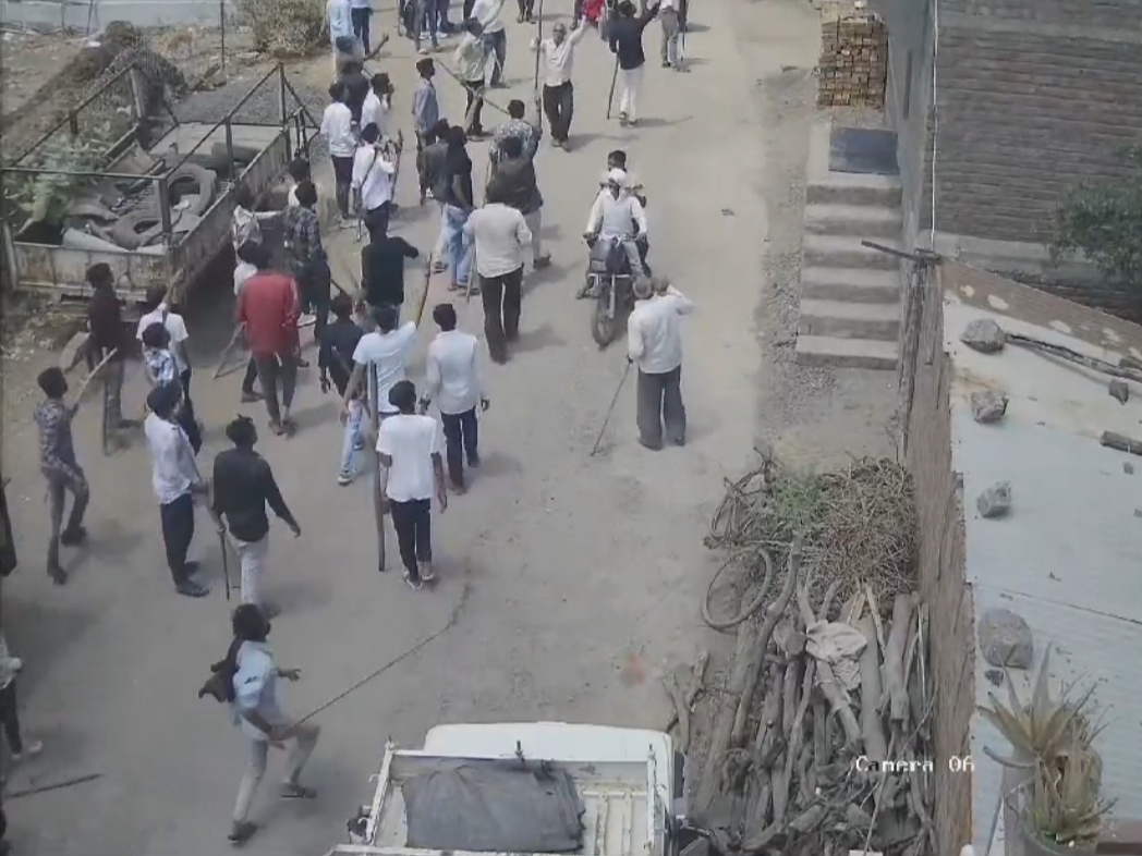 Caught in the CCTV footage of a gang carrying a stick | ધોકા-લાકડી લઇને ...