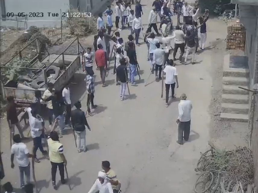 Caught in the CCTV footage of a gang carrying a stick | ધોકા-લાકડી લઇને ...