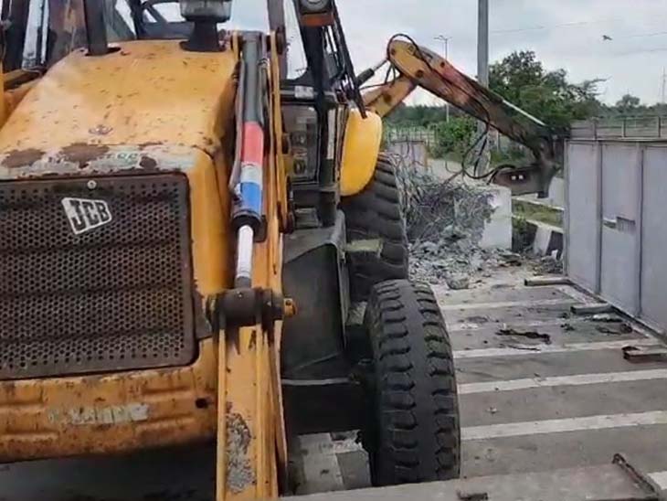 The corporation built a chamber 3 feet above the surface of the ...