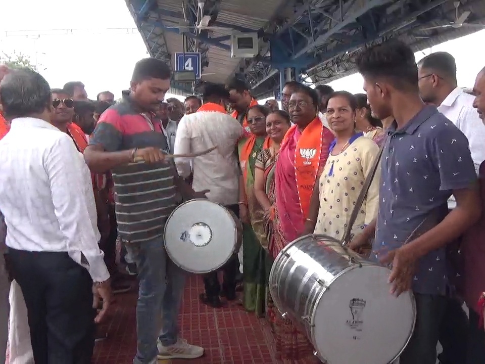 Grand welcome with dhol nagara | ઢોલ નગારા સાથે ભવ્ય સ્વાગત: બોટાદ ...