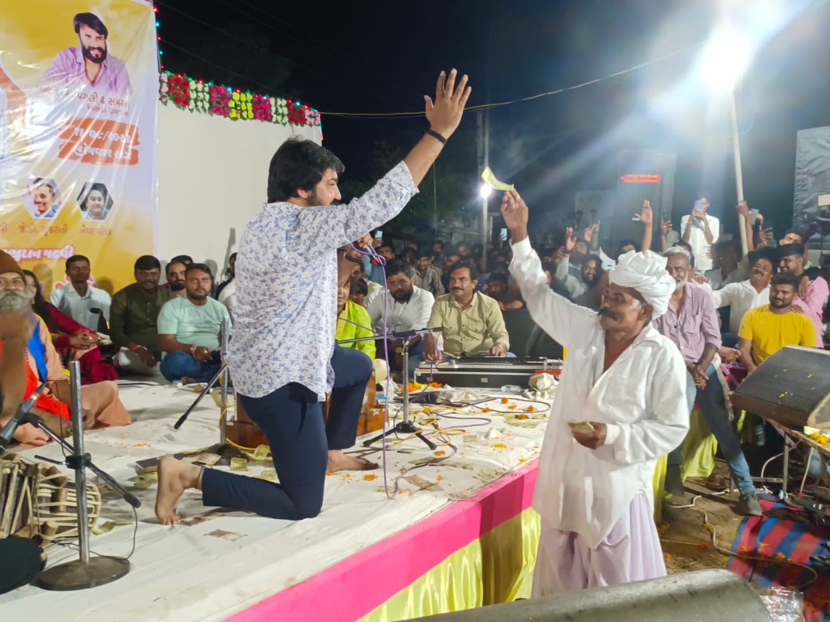 Folk singers Vijay Suwala and Devpagali performed at Neelkanth Mahadev ...