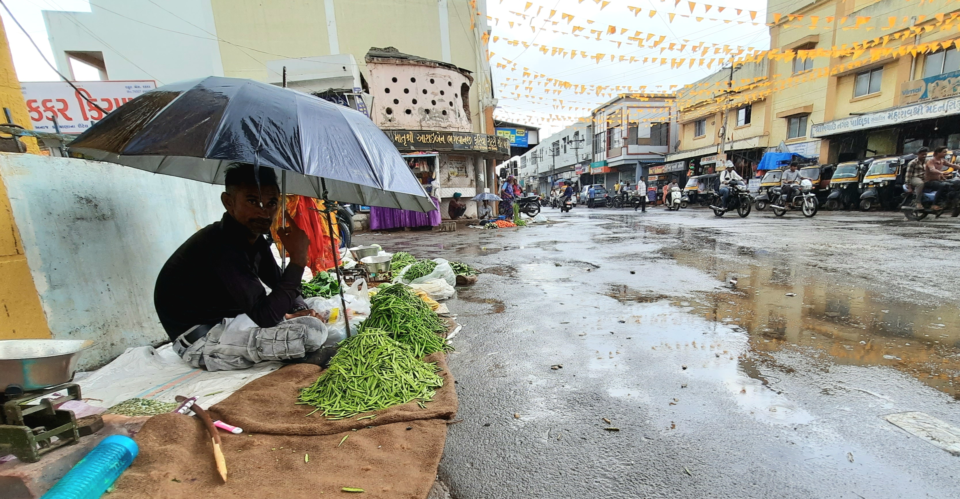 In the afternoon in Kutch, it rained in Bhachau between Meghadambar ...