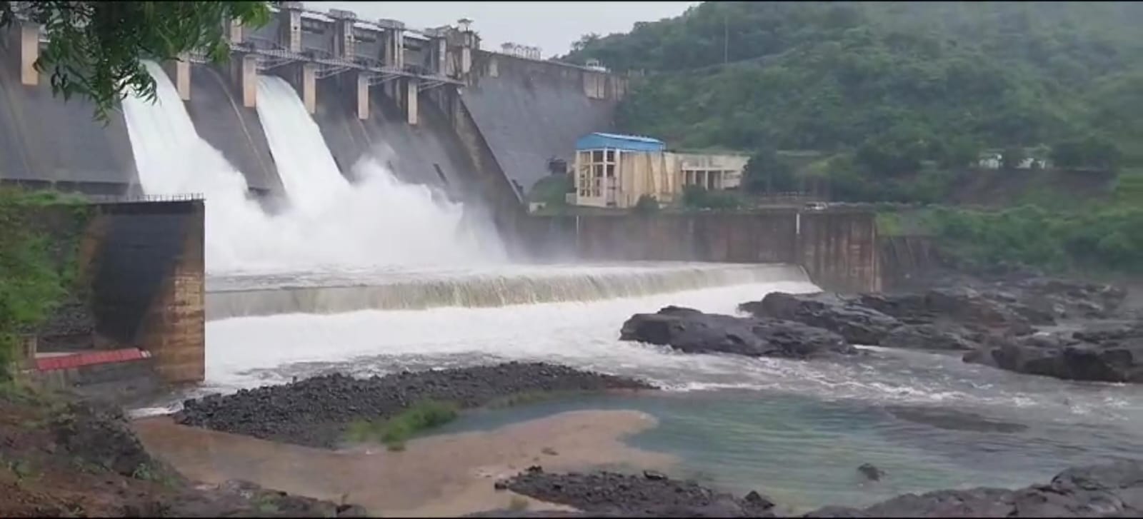 Heavy rains open two gates of Karjan Dam, river on two banks: Tantra ...