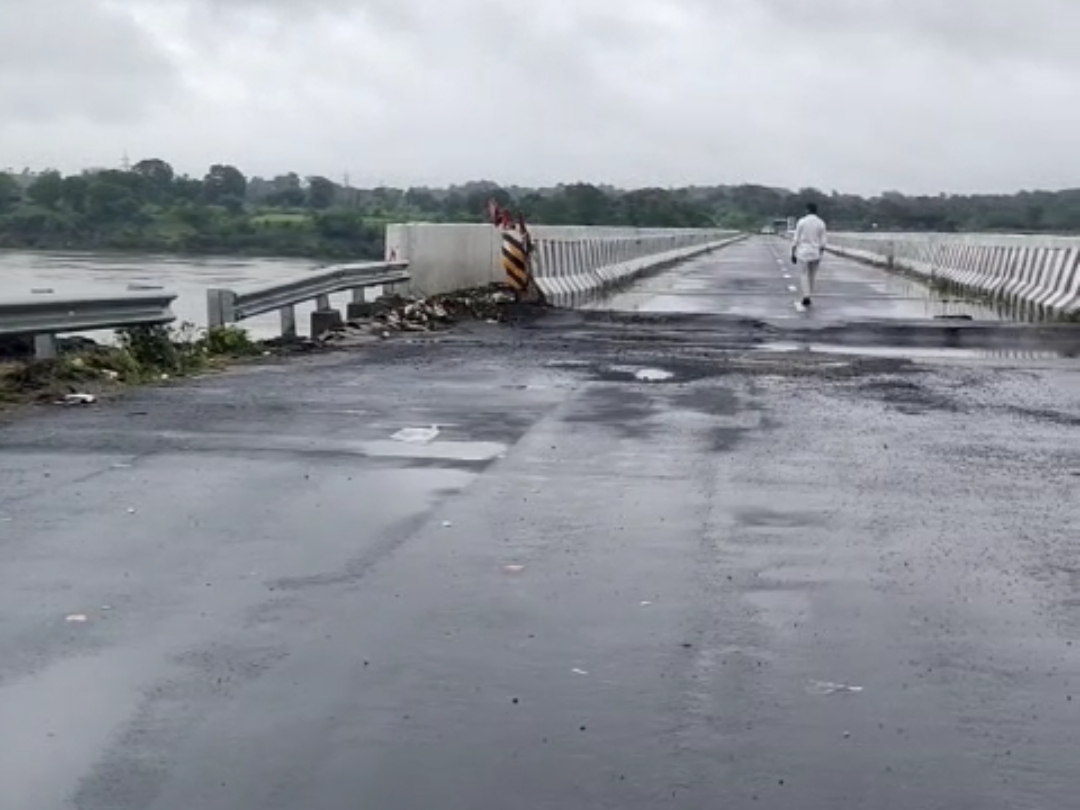 The slab of Tantroli Bridge near Lunawada from Ghodapur in Mahisagar ...