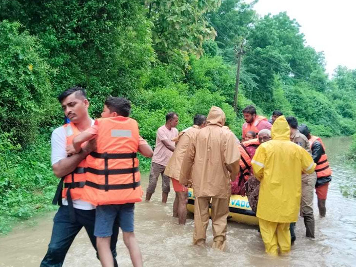 Evacuation of 30 of Dabka village of Padra releasing 7.50 lakh cusec ...