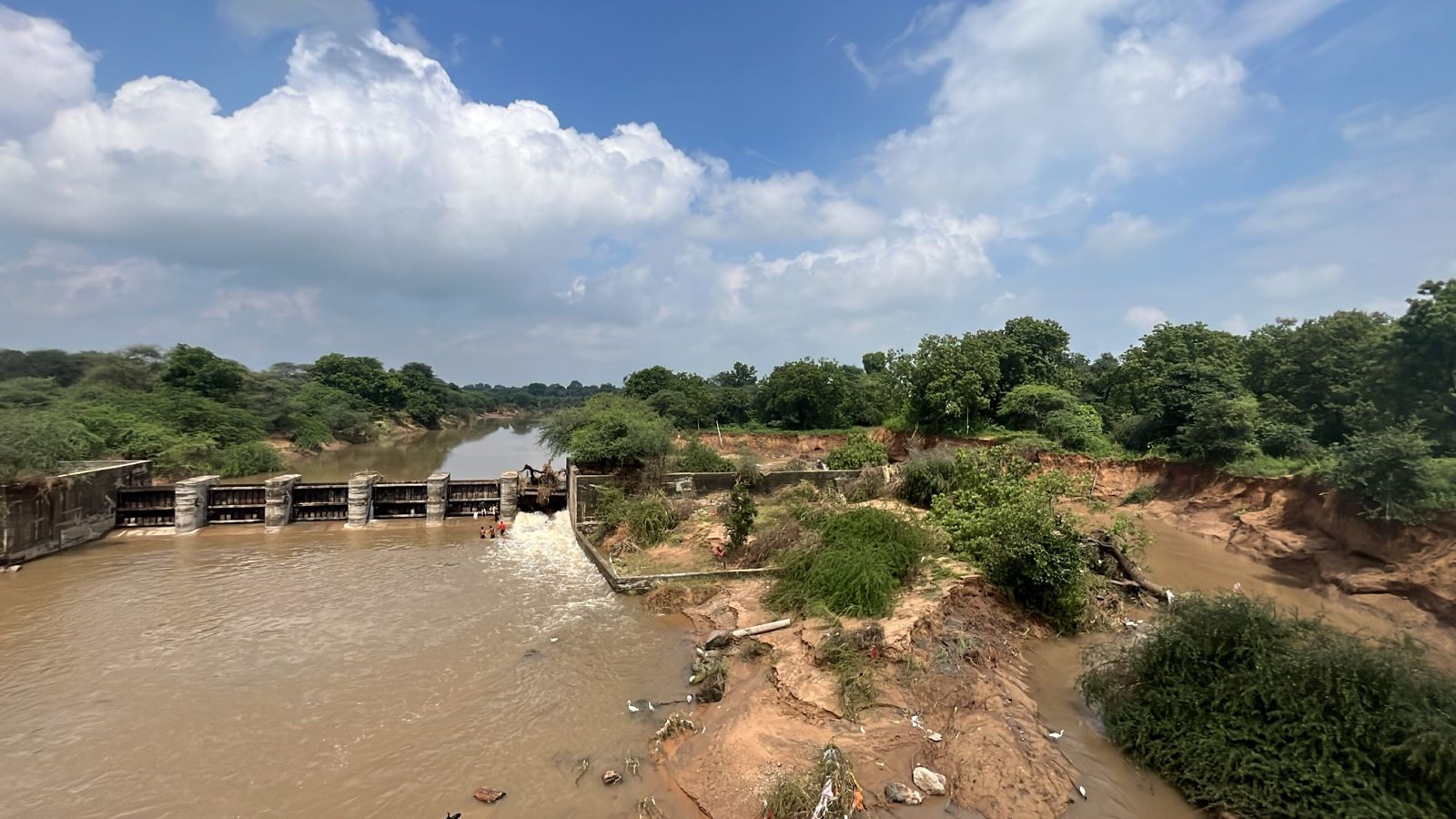 The protection wall of the Varasi river check dam in Kapdvanj collapsed ...