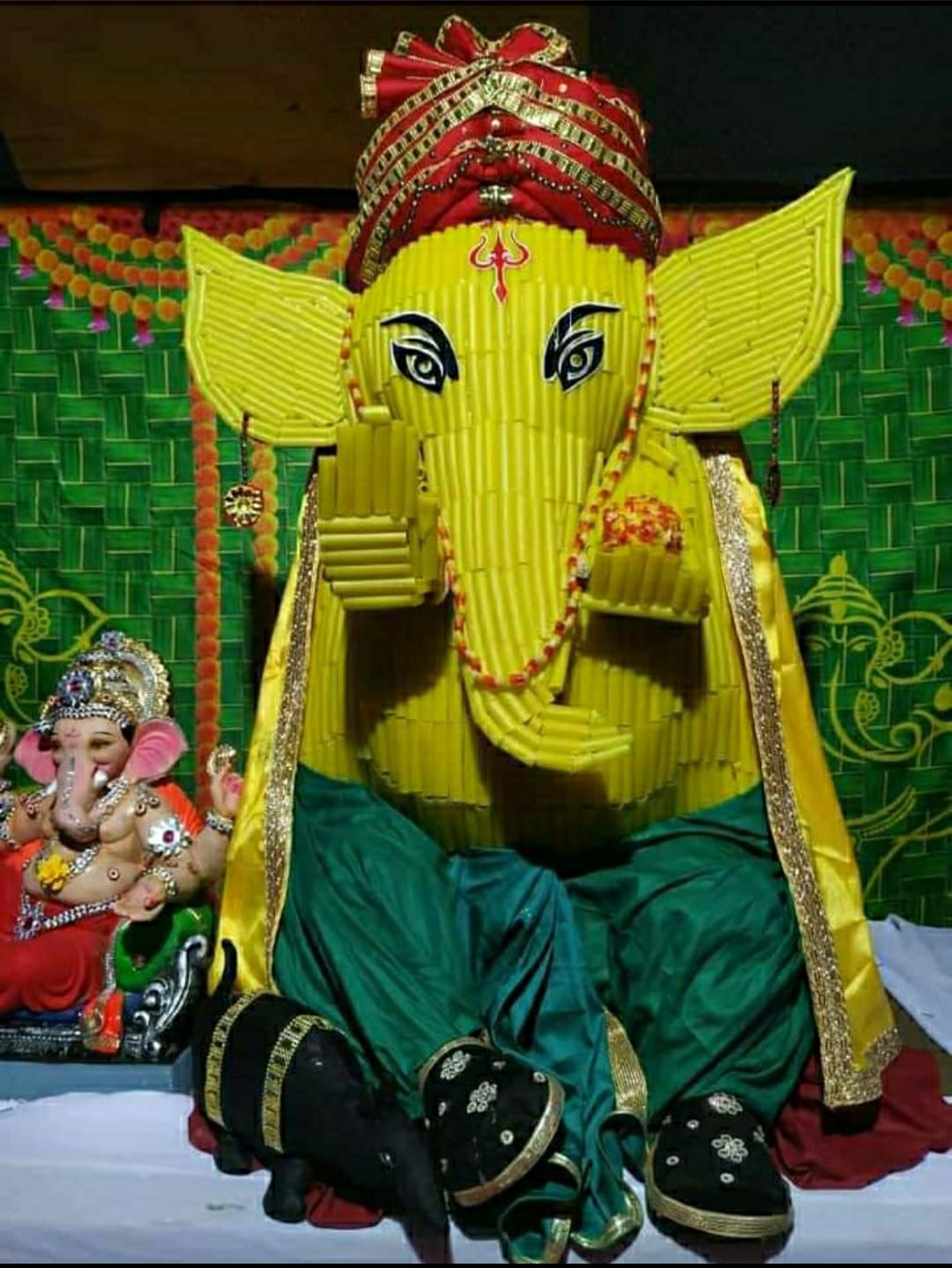 A 3.5 feet statue of Shriji was made using 3 kg of raw Bhungla | 3 કિલો ...