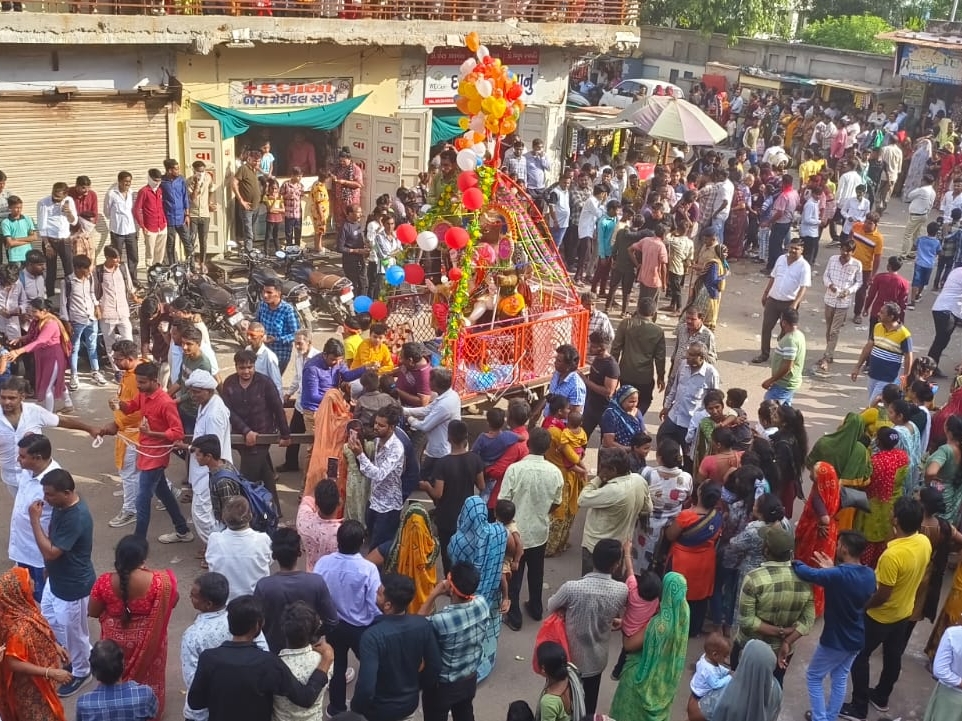 A grand procession of Lord Ganapati took place in Disa; Thousands of ...