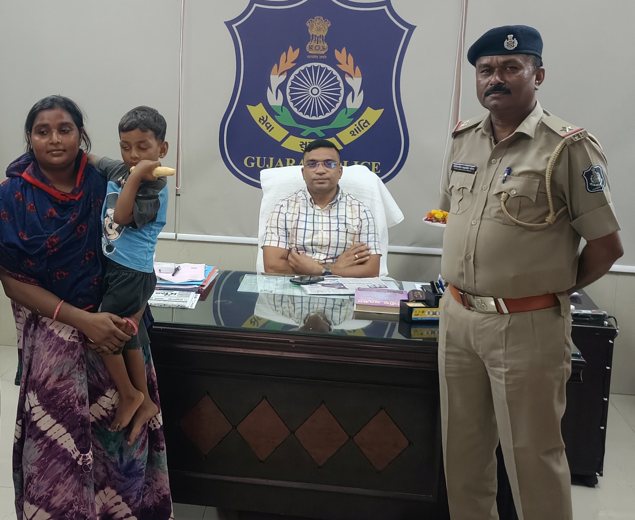 Mundra police reunites four-year-old child with parents | મિલન ...
