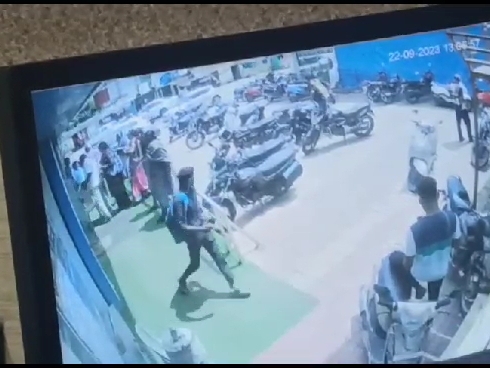 In Bilimora, couple from Valsad found it expensive to check ATM, 3 women took advantage of the ...