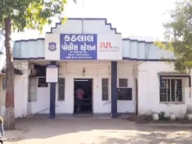 NRI couple from Kothamba, Mahisagar met with an accident near Kathlal ...