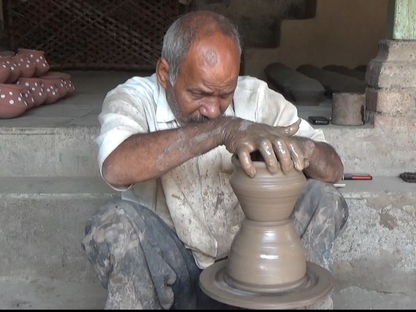 The vanishing tradition of clay garba | લુપ્ત થતાં માટીના ગરબાની પરંપરા ...