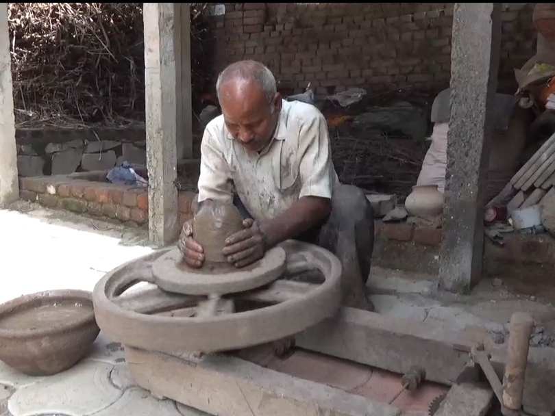 The vanishing tradition of clay garba | લુપ્ત થતાં માટીના ગરબાની પરંપરા ...
