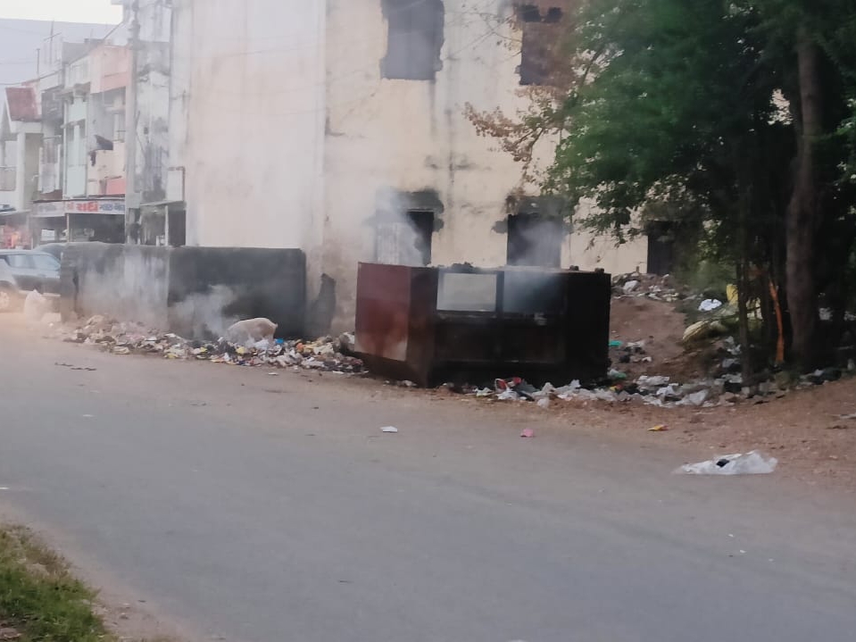 Problem of overflowing garbage in garbage containers outside Kusum ...