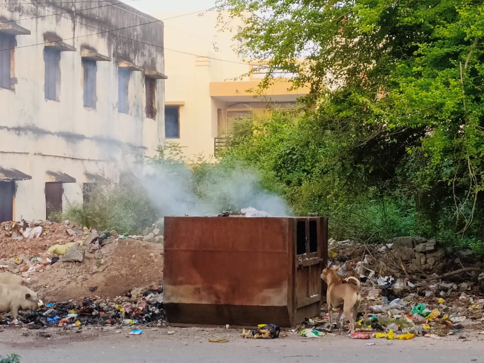 Problem of overflowing garbage in garbage containers outside Kusum ...