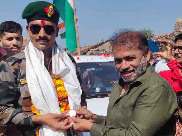 Five jawans of Amreli district were welcomed by the villagers after ...