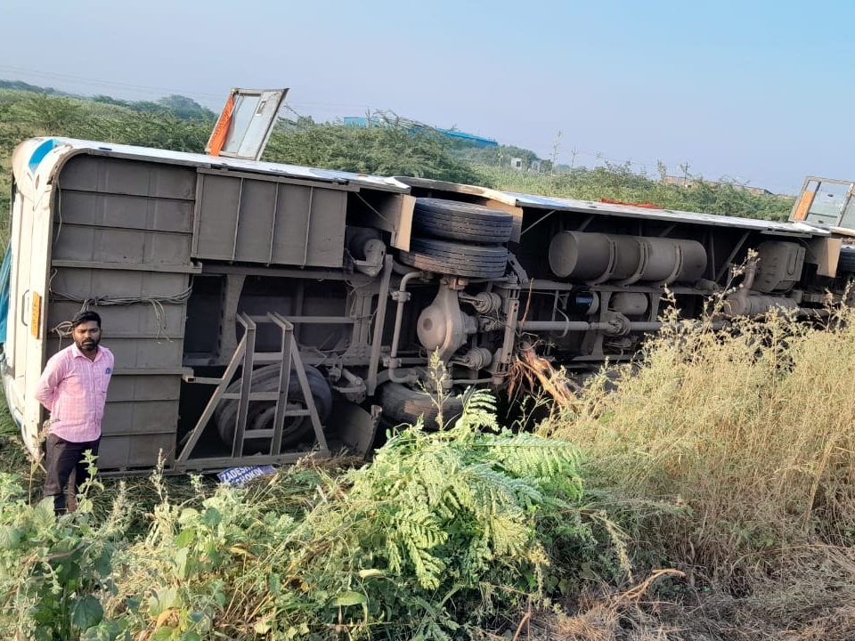 SRF company bus overturns on Bharuch-Dahej road, 15 employees injured ...