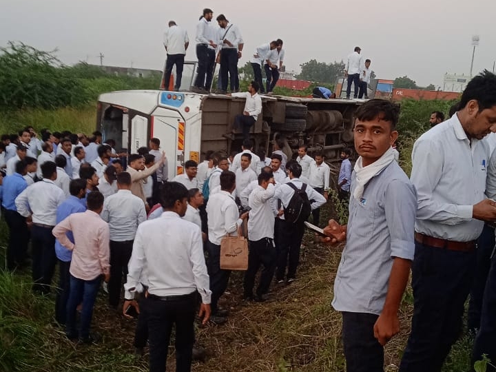 SRF company bus overturns on Bharuch-Dahej road, 15 employees injured ...
